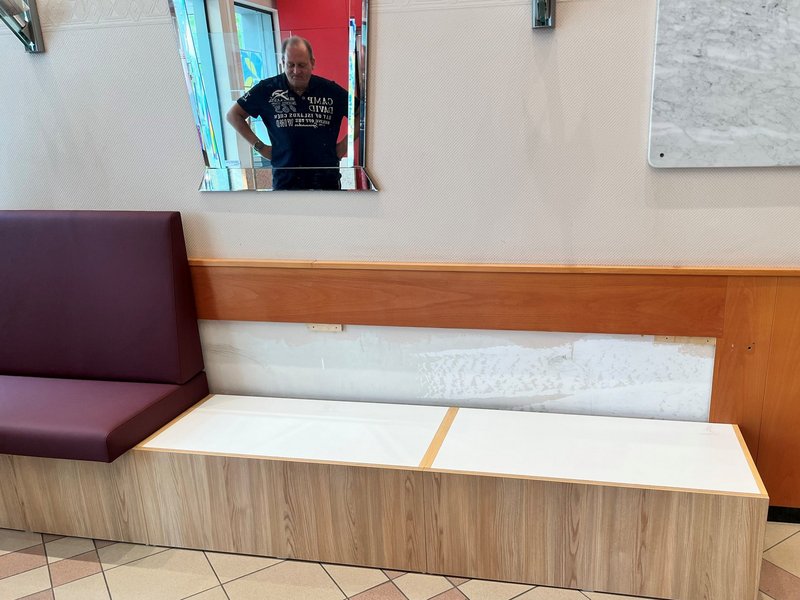 Neue Sitzbank im Foyer: Matthias Pullem Haus